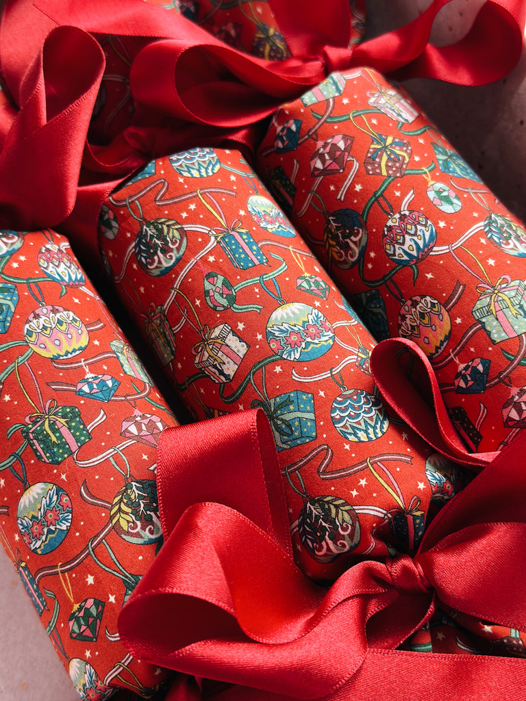 *Limited* House of Gifts Red – Happy Crackers