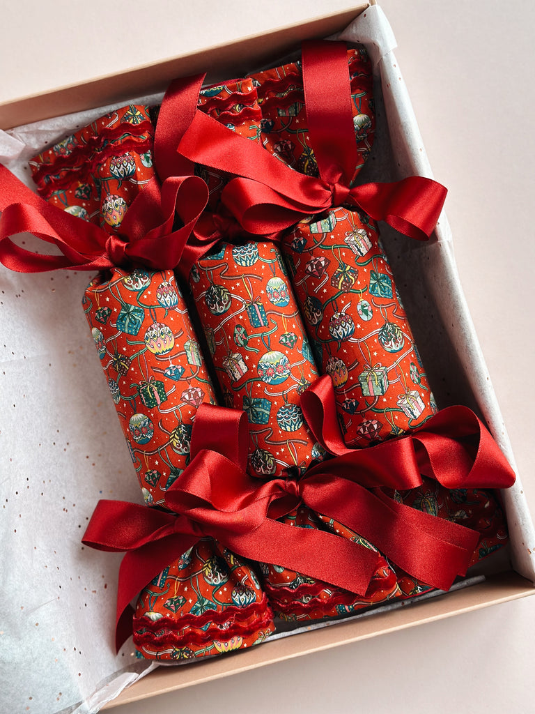 *Limited* House of Gifts Red – Happy Crackers