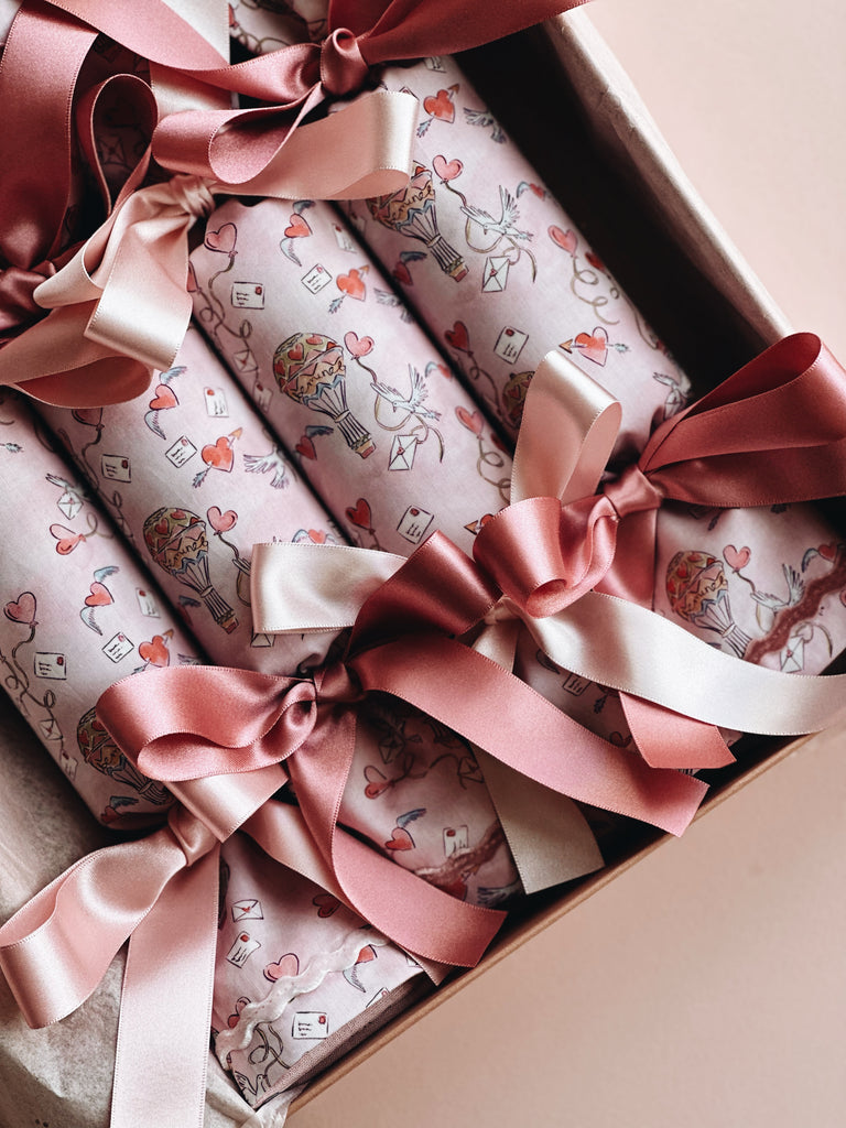 Love in the Air Pink – Happy Crackers